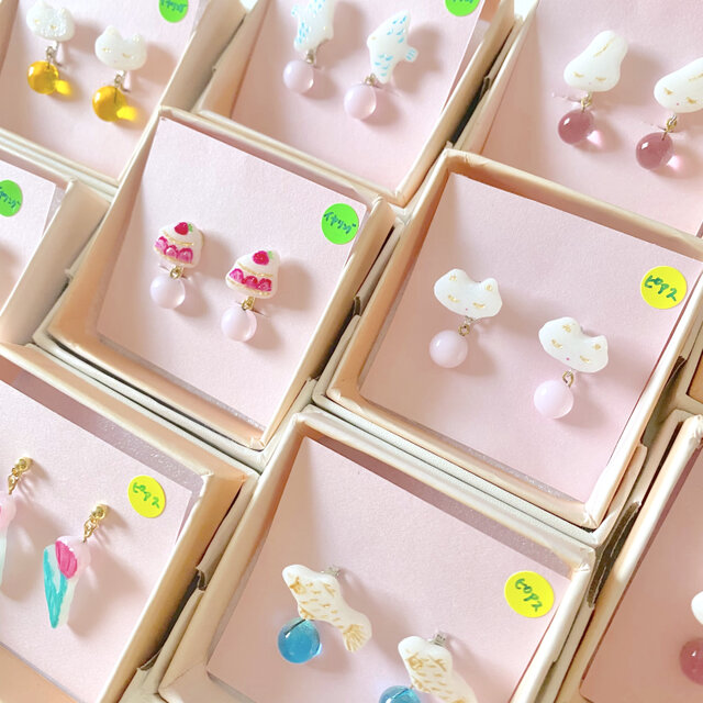 硝子のピアス(book blue) | iichi 日々の暮らしを心地よくするハンドメイドやアンティークのマーケットプレイス