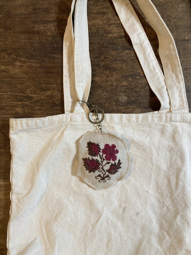 ウクライナ刺繍*お花模様*ホームスパンリネン*リネン*麻*手刺繍*キーホルダー＊バッグチャーム＊チャーム＊ペンダントトップ | iichi 日々の暮らしを心地よくするハンドメイドやアンティーク ...