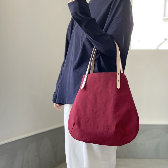 【2025新色】超軽量！塩縮ナイロンと極厚ヌメの丸型トートバッグ-Mサイズ【ダークグレー】 | iichi 日々の暮らしを心地よくするハンドメイドやアンティークのマーケットプレイス