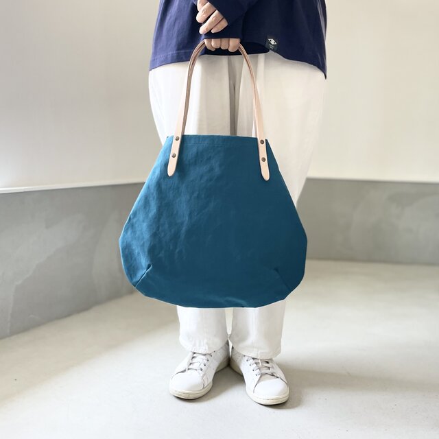 【2025新色】超軽量！塩縮ナイロンと極厚ヌメの丸型トートバッグ-Mサイズ【ダークグレー】 | iichi 日々の暮らしを心地よくするハンドメイドやアンティークのマーケットプレイス