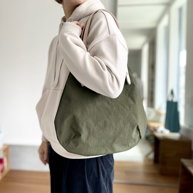 【2025新色】超軽量！塩縮ナイロンと極厚ヌメの丸型トートバッグ-Mサイズ【ダークグレー】 | iichi 日々の暮らしを心地よくするハンドメイドやアンティークのマーケットプレイス