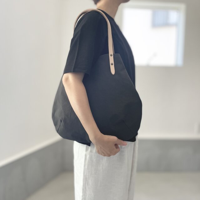 【2025新色】超軽量！塩縮ナイロンと極厚ヌメの丸型トートバッグ-Mサイズ【ダークグレー】 | iichi 日々の暮らしを心地よくするハンドメイドやアンティークのマーケットプレイス