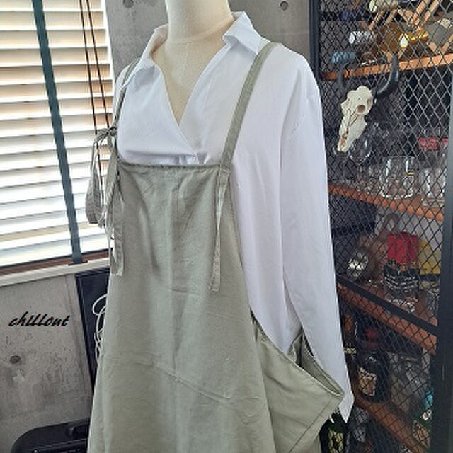 【背中がかわいい】エプロンドレス：コットン：ライムグレー【0888】 | iichi 日々の暮らしを心地よくするハンドメイドやアンティークのマーケットプレイス