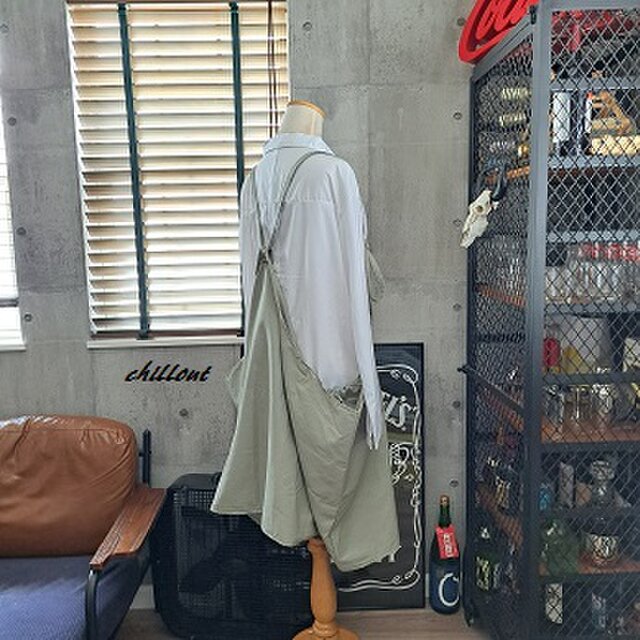 【背中がかわいい】エプロンドレス：コットン：ライムグレー【0888】 | iichi 日々の暮らしを心地よくするハンドメイドやアンティークのマーケットプレイス