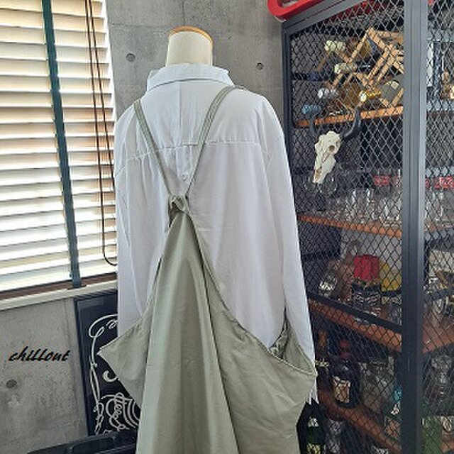 【背中がかわいい】エプロンドレス：コットン：ライムグレー【0888】 | iichi 日々の暮らしを心地よくするハンドメイドやアンティークのマーケットプレイス