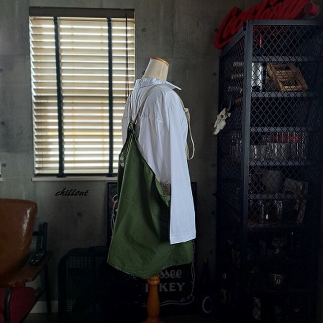 【背中がかわいい】エプロンドレス：モスグリーン×リネン【0892】 | iichi 日々の暮らしを心地よくするハンドメイドやアンティークのマーケットプレイス