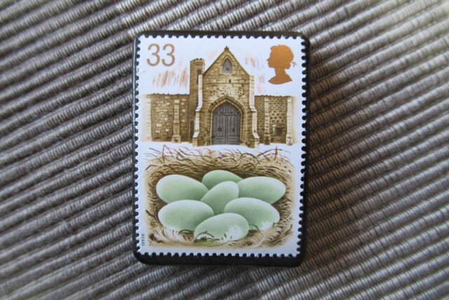 イギリス スワン切手ブローチ10456 | iichi 日々の暮らしを心地よくするハンドメイドやアンティークのマーケットプレイス