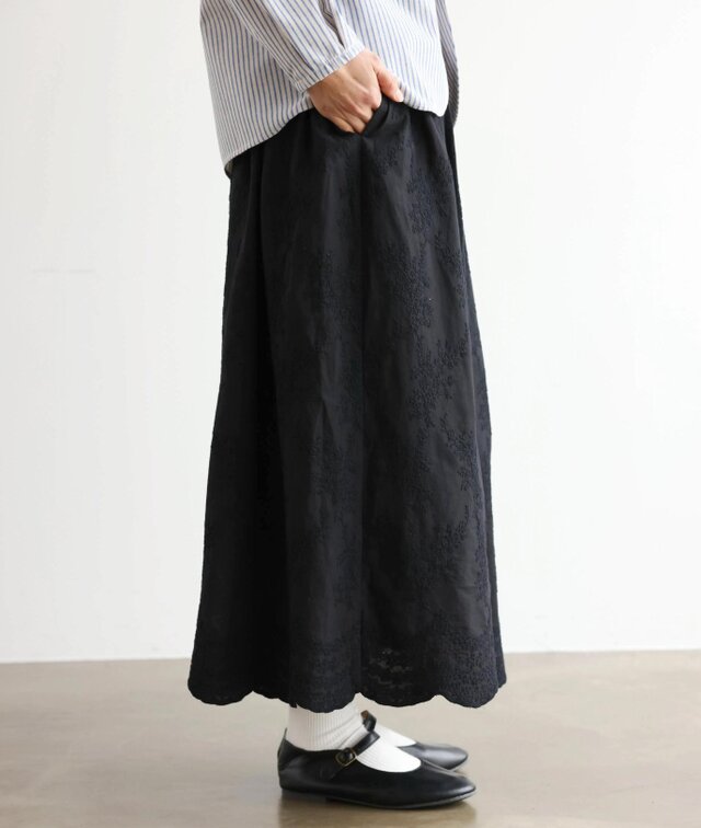 特別感のある ふんわり広がるフラワー刺繍ロングスカート 裏地付き ギャザースカート ブラック250603-3 | iichi 日々の暮らしを心地よくするハンドメイドやアンティークのマーケットプレイス