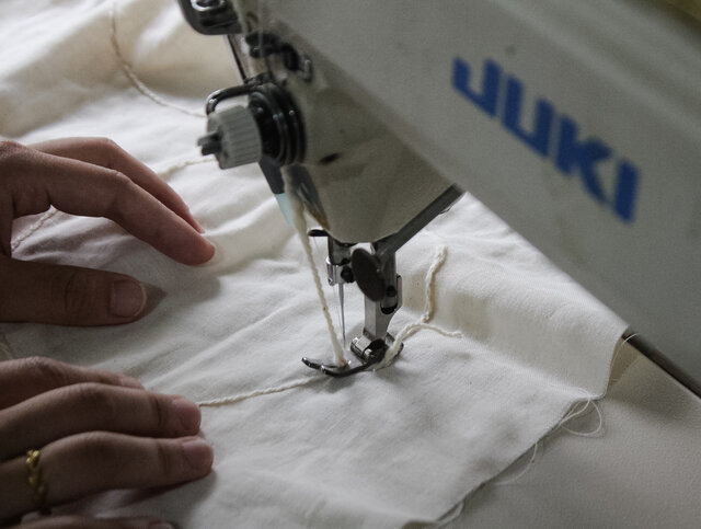 手紡ぎステッチワンピース｜桜鼠色（さくらねずいろ） | iichi 日々の暮らしを心地よくするハンドメイドやアンティークのマーケットプレイス