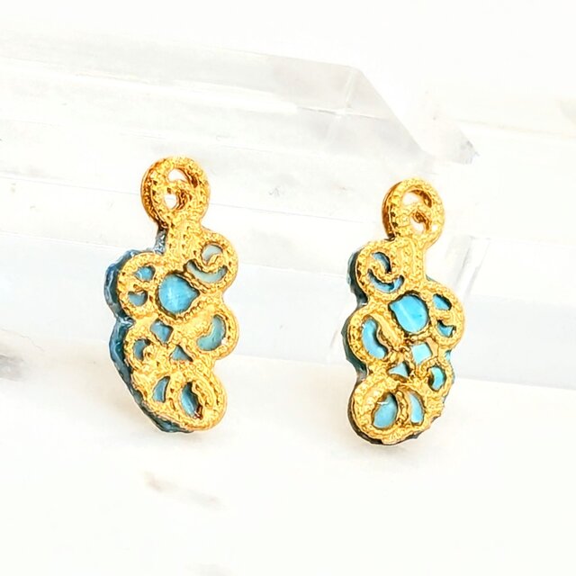 ブルー螺鈿のゴールド透かし模様の ピアスイヤリング【2216】 | iichi 日々の暮らしを心地よくするハンドメイドやアンティークのマーケットプレイス