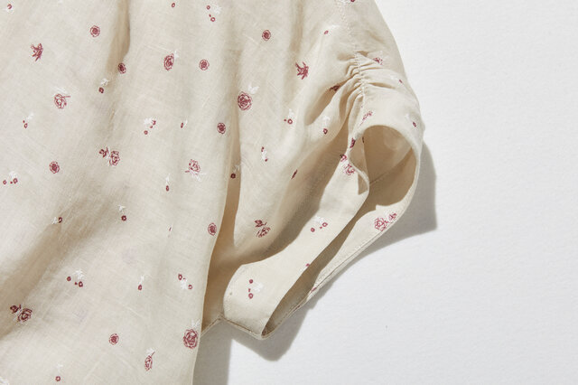 真夏にも涼しく着れる麻のブラウス プリントブラウス ベージュ 250606-2 | iichi 日々の暮らしを心地よくするハンドメイドやアンティークのマーケットプレイス