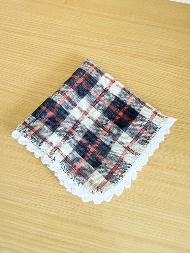 ダブルガーゼ2枚合わせのふわふわハンカチ（チェック・紺白） | iichi 日々の暮らしを心地よくするハンドメイドやアンティークのマーケットプレイス
