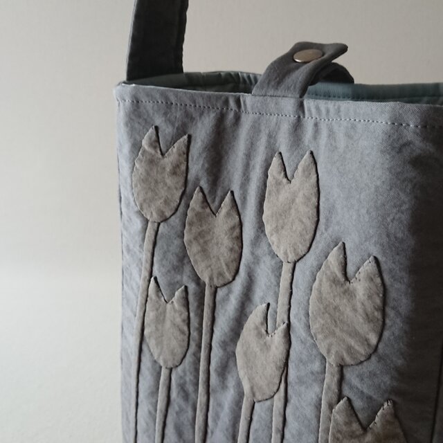 tulip applique one-handle bag | iichi 日々の暮らしを心地よくするハンドメイドやアンティークのマーケットプレイス