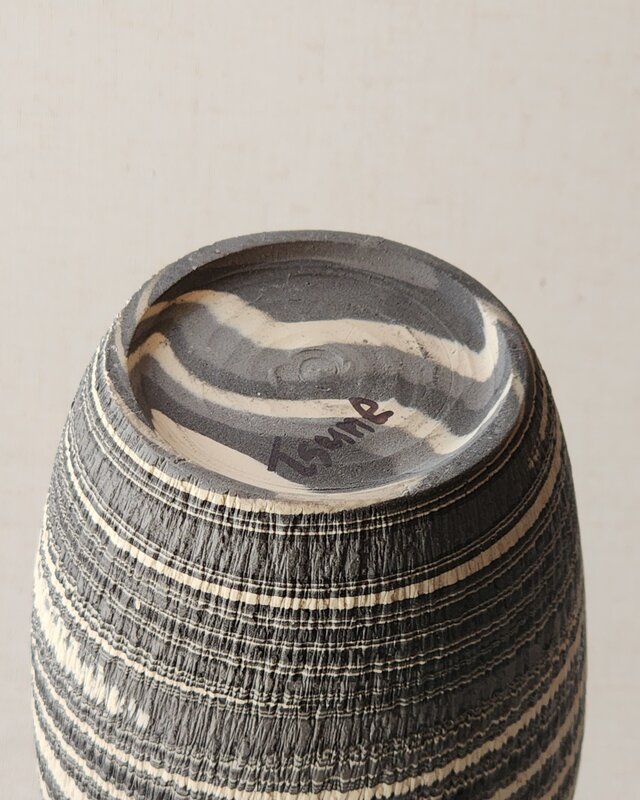 Black and white neriage vase #11 | iichi 日々の暮らしを心地よくするハンドメイドやアンティークのマーケットプレイス