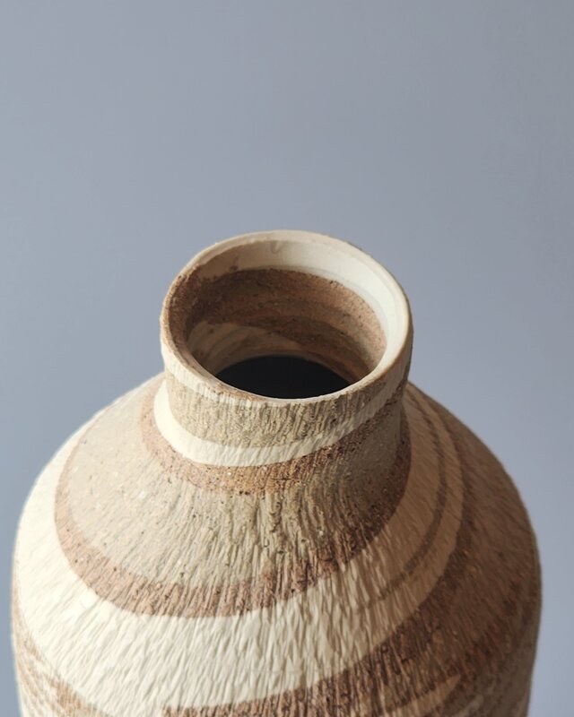 Red and white neriage vase #14 | iichi 日々の暮らしを心地よくするハンドメイドやアンティークのマーケットプレイス