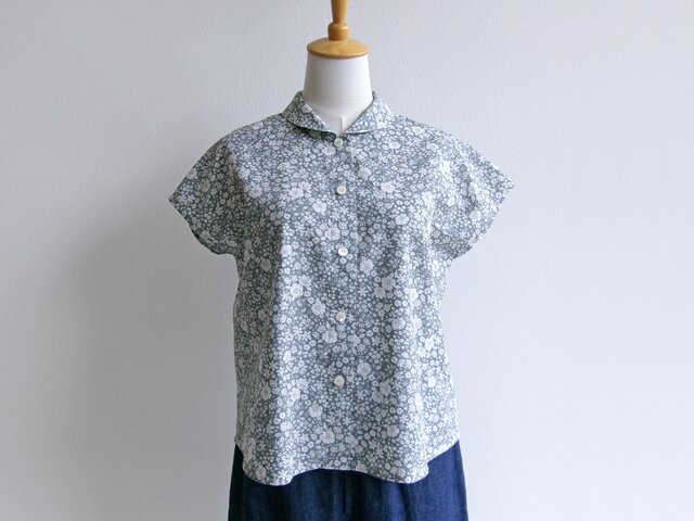 花のブラウス＊Little Flower Garden(グレー系・国産コットンリップル生地） | iichi 日々の暮らしを心地よくするハンドメイドやアンティークのマーケットプレイス