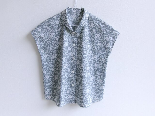 花のブラウス＊Little Flower Garden(グレー系・国産コットンリップル生地） | iichi 日々の暮らしを心地よくするハンドメイドやアンティークのマーケットプレイス