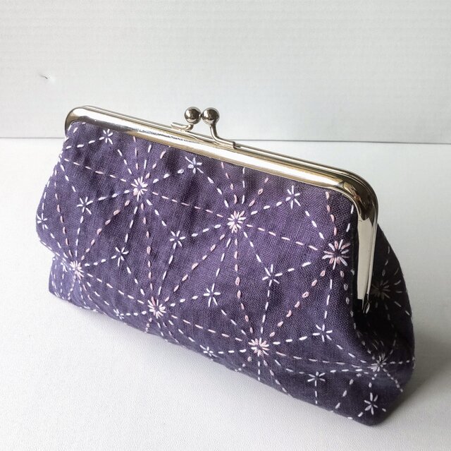 麻の葉模様 刺し子のがま口ポーチ 紺 | iichi 日々の暮らしを心地よくするハンドメイドやアンティークのマーケットプレイス