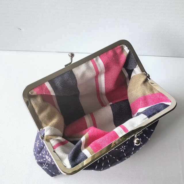 麻の葉模様 刺し子のがま口ポーチ 紺 | iichi 日々の暮らしを心地よくするハンドメイドやアンティークのマーケットプレイス