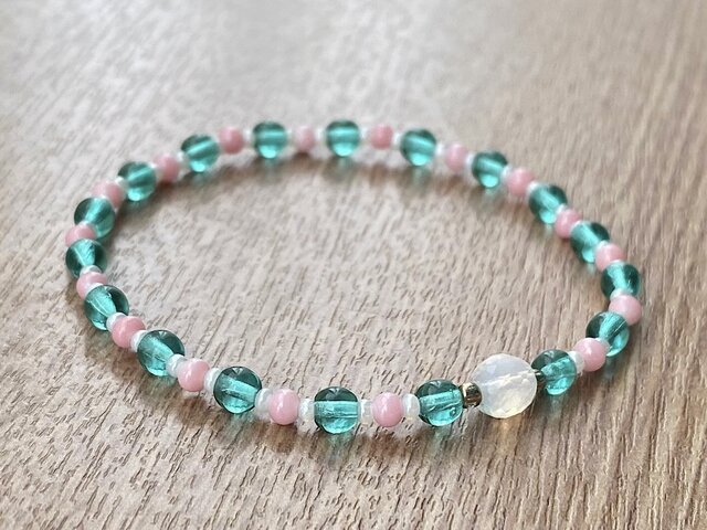 Beaded bracelet-105 | iichi 日々の暮らしを心地よくするハンドメイドやアンティークのマーケットプレイス