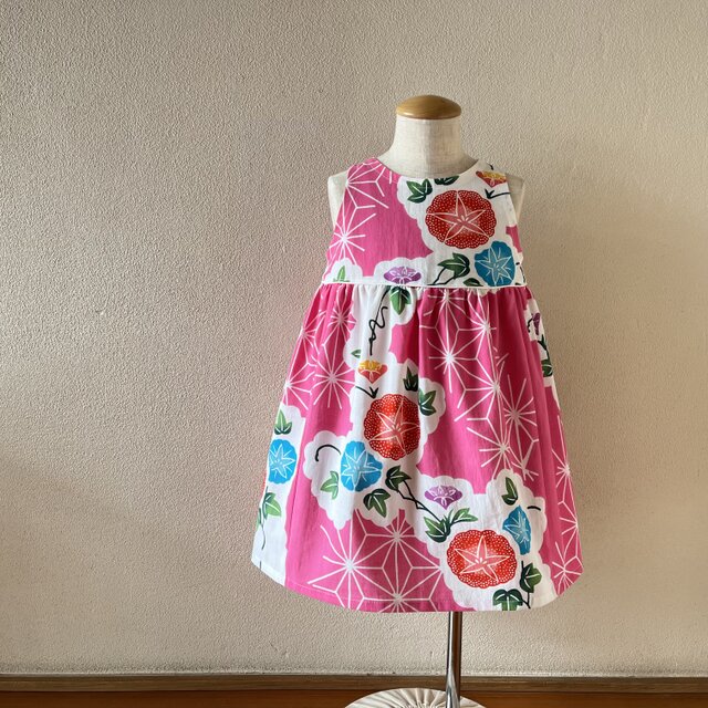 子供 浴衣地ひかえめフレアーワンピース 注染麻の葉朝顔（赤地） 80-130サイズ〈受注製作〉 | iichi 日々の暮らしを心地よくするハンドメイドやアンティークのマーケットプレイス