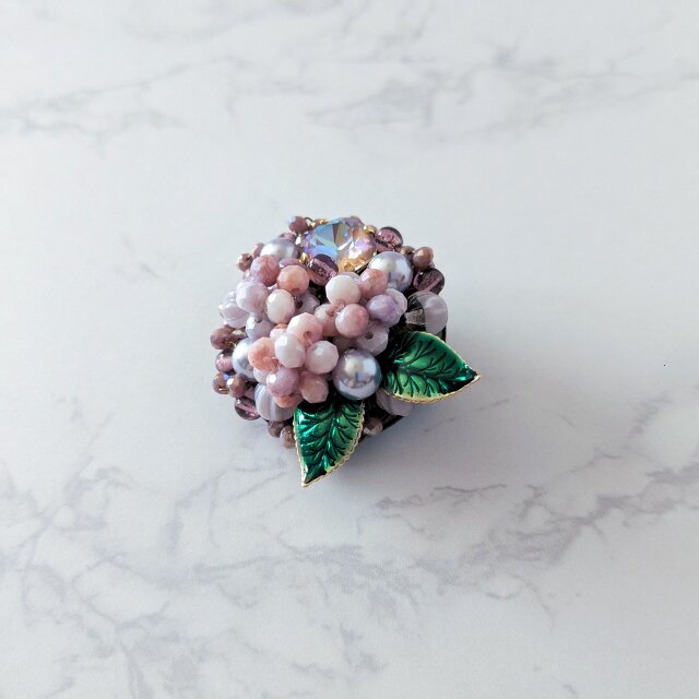 あじさいのブローチ（K1226) | iichi 日々の暮らしを心地よくするハンドメイドやアンティークのマーケットプレイス