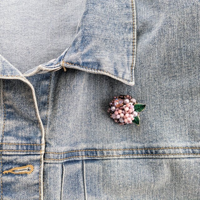 あじさいのブローチ（K1226) | iichi 日々の暮らしを心地よくするハンドメイドやアンティークのマーケットプレイス