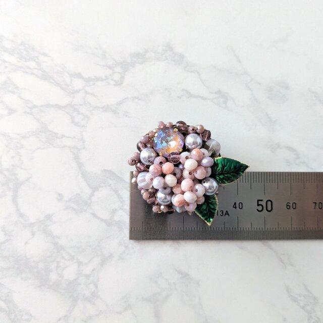 あじさいのブローチ（K1226) | iichi 日々の暮らしを心地よくするハンドメイドやアンティークのマーケットプレイス