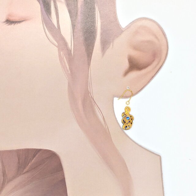 ブルー螺鈿のゴールド透かし模様の ピアスイヤリング【2217】 | iichi 日々の暮らしを心地よくするハンドメイドやアンティークのマーケットプレイス