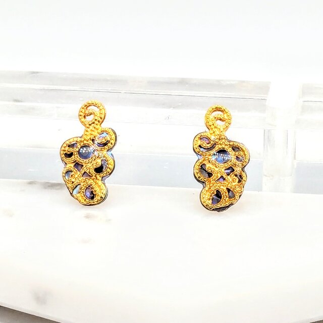 ブルー螺鈿のゴールド透かし模様の ピアスイヤリング【2217】 | iichi 日々の暮らしを心地よくするハンドメイドやアンティークのマーケットプレイス