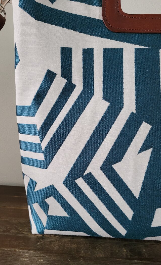 グラフィック柄の2way トートバック 大容量 | iichi 日々の暮らしを心地よくするハンドメイドやアンティークのマーケットプレイス