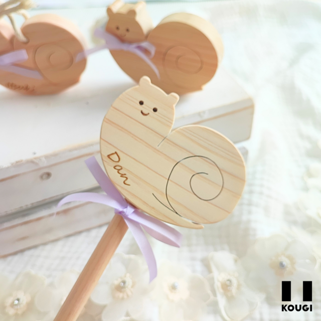 【フォトアイテム】かたつむりヒノキ（スティックor歯がため）ベビー☆名入れ付 | iichi 日々の暮らしを心地よくするハンドメイドやアンティークのマーケットプレイス