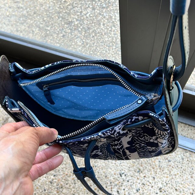 革と古布のパッチワーク オーバルショルダー（ブルーの革と浴衣生地） 01019-04 | iichi 日々の暮らしを心地よくするハンドメイドやアンティークのマーケットプレイス