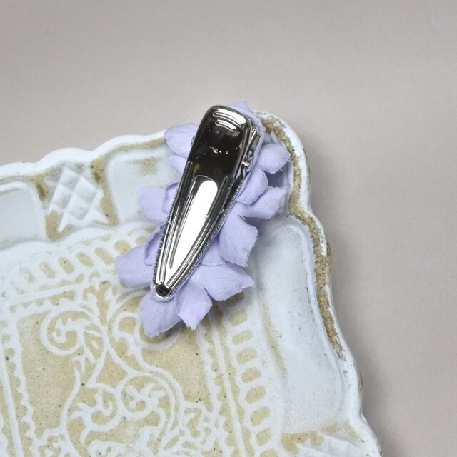 布花パール紫陽花＊ブロードのヘアクリップ ラベンダー 5-053 | iichi 日々の暮らしを心地よくするハンドメイドやアンティークのマーケットプレイス