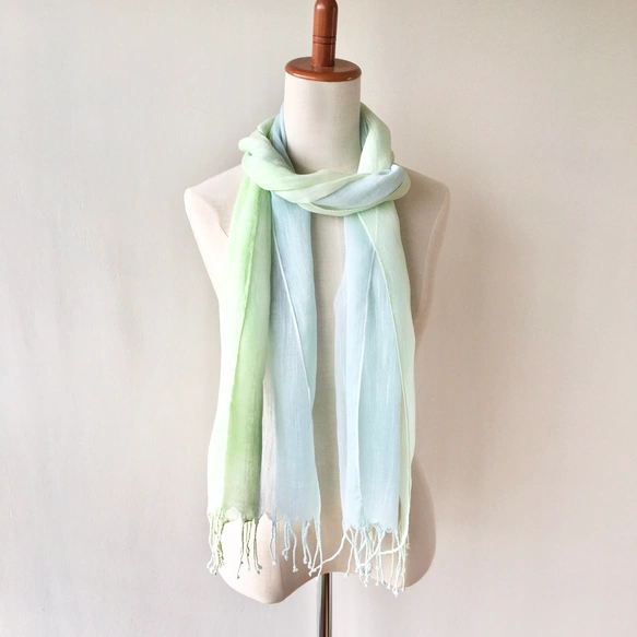 かろやかコットンシルク＊若草色×青磁色＊手染めのストール | iichi 日々の暮らしを心地よくするハンドメイドやアンティークのマーケットプレイス