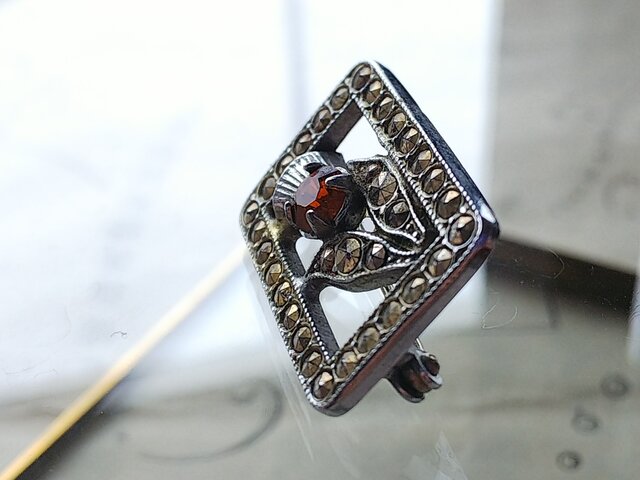 ヴィンテージ アザミ／Topaz・マーカサイトRectangleブローチ | iichi 日々の暮らしを心地よくするハンドメイドやアンティークのマーケットプレイス