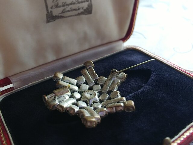 ヴィンテージ サフィレット（8㎜) 星のような雪の結晶のような大きなブローチ | iichi 日々の暮らしを心地よくするハンドメイドやアンティークのマーケットプレイス