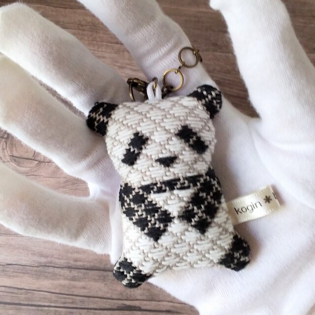 【オーダーメイド】こぎん刺しのパンダバッグチャーム | iichi 日々の暮らしを心地よくするハンドメイドやアンティークのマーケットプレイス