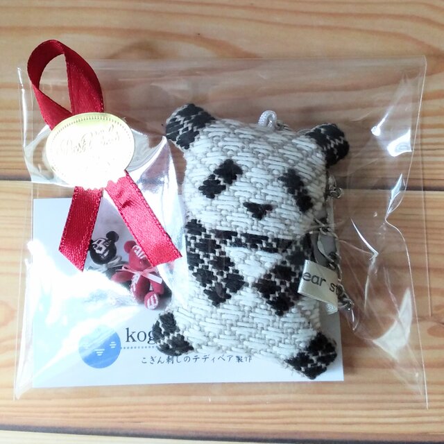 【オーダーメイド】こぎん刺しのパンダバッグチャーム | iichi 日々の暮らしを心地よくするハンドメイドやアンティークのマーケットプレイス