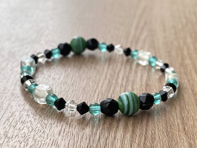 Beaded bracelet-107 | iichi 日々の暮らしを心地よくするハンドメイドやアンティークのマーケットプレイス
