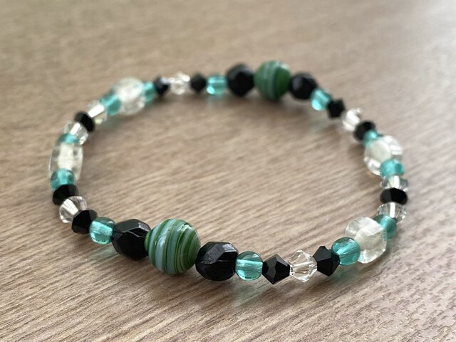 Beaded bracelet-107 | iichi 日々の暮らしを心地よくするハンドメイドやアンティークのマーケットプレイス