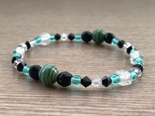 Beaded bracelet-107 | iichi 日々の暮らしを心地よくするハンドメイドやアンティークのマーケットプレイス