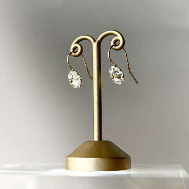 無邪気に咲く - Daisy Glow｜透明クリスタルガラスのデイジーピアス（2サイズ展開）14kgf | iichi 日々の暮らしを心地よくするハンドメイドやアンティークのマーケットプレイス