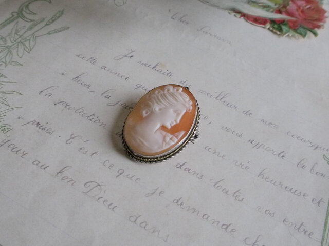 やわらかな白いシェルとシルバーの小さなカメオブローチ | iichi 日々の暮らしを心地よくするハンドメイドやアンティークのマーケットプレイス
