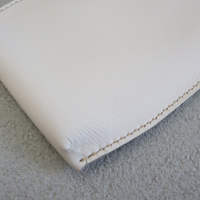 スリムにお出掛け《牛革》スマホショルダー・フラットタイプ・ポーチ・クリーム・082 | iichi 日々の暮らしを心地よくするハンドメイドやアンティークのマーケットプレイス