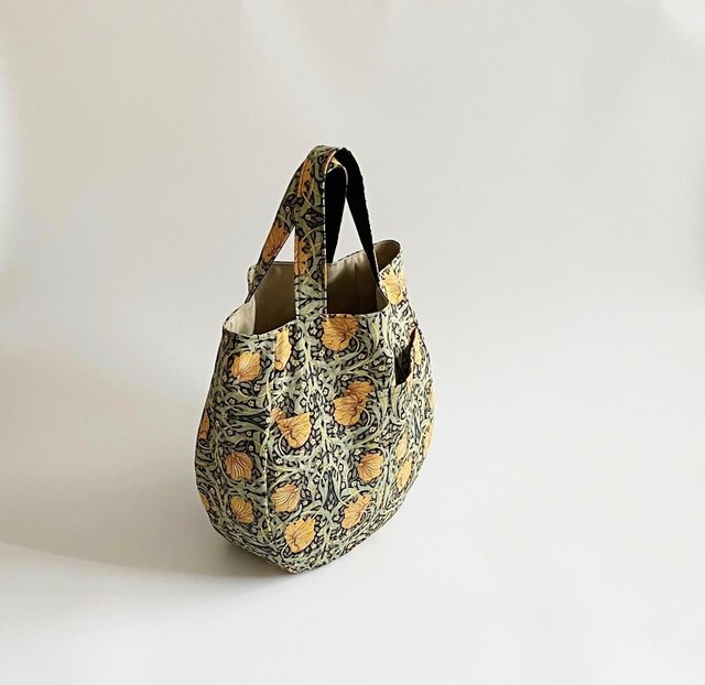 ウィリアムモリス ピンパネル ラウンド型バッグ ブラックオレンジ 外ポケット A4 | iichi 日々の暮らしを心地よくするハンドメイドやアンティークのマーケットプレイス