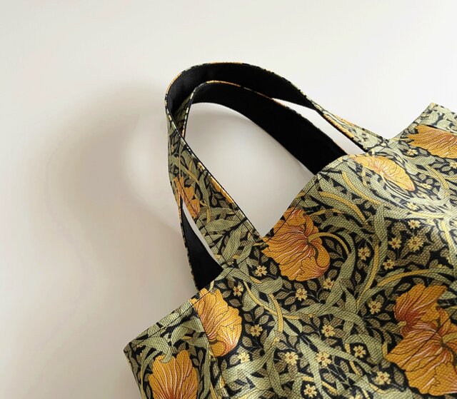 ウィリアムモリス ピンパネル ラウンド型バッグ ブラックオレンジ 外ポケット A4 | iichi 日々の暮らしを心地よくするハンドメイドやアンティークのマーケットプレイス