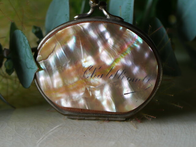 マザーオブパール シェルのポルトモネ フランスアンティーク アンティークケース | iichi 日々の暮らしを心地よくするハンドメイドやアンティークのマーケットプレイス