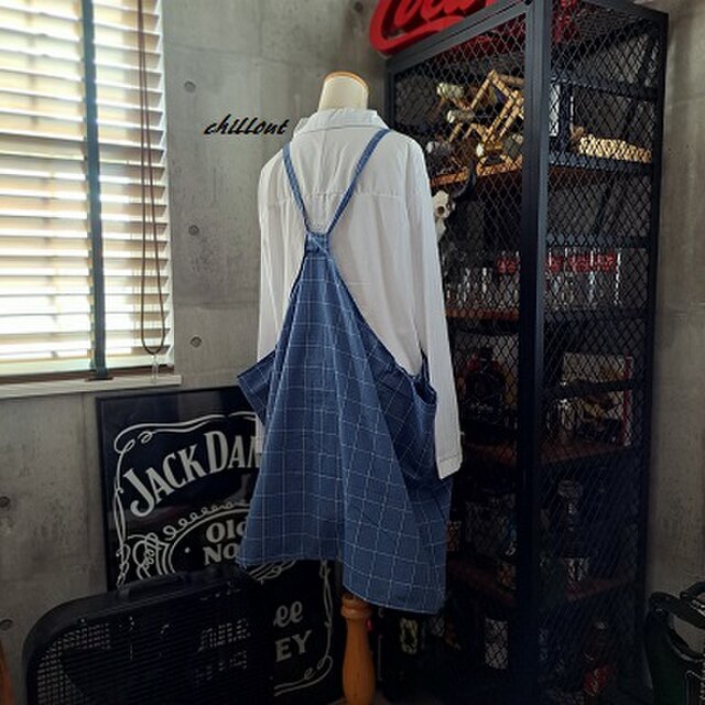 【sale】【背中がかわいい】エプロンドレス：ブルー×ホワイト：コットン【0789】 | iichi 日々の暮らしを心地よくするハンドメイドやアンティークのマーケットプレイス