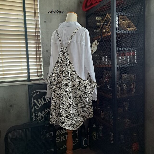 【背中がかわいい】エプロンドレス：モノトーンフラワー【0897】 | iichi 日々の暮らしを心地よくするハンドメイドやアンティークのマーケットプレイス